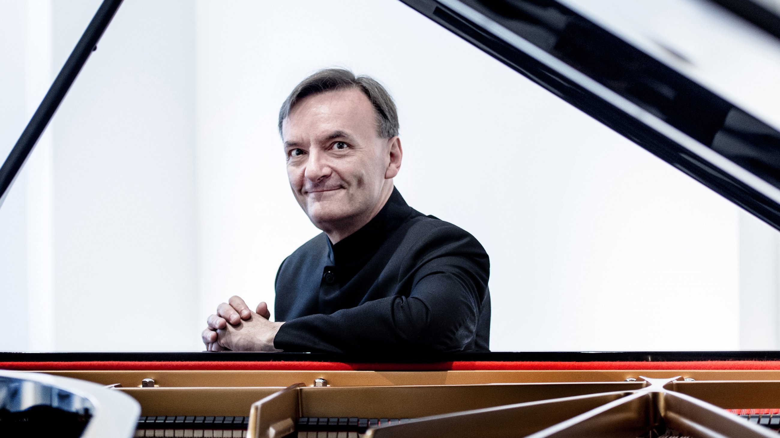 Sir Stephen Hough performs a recital at the Louvre | HarrisonParrott