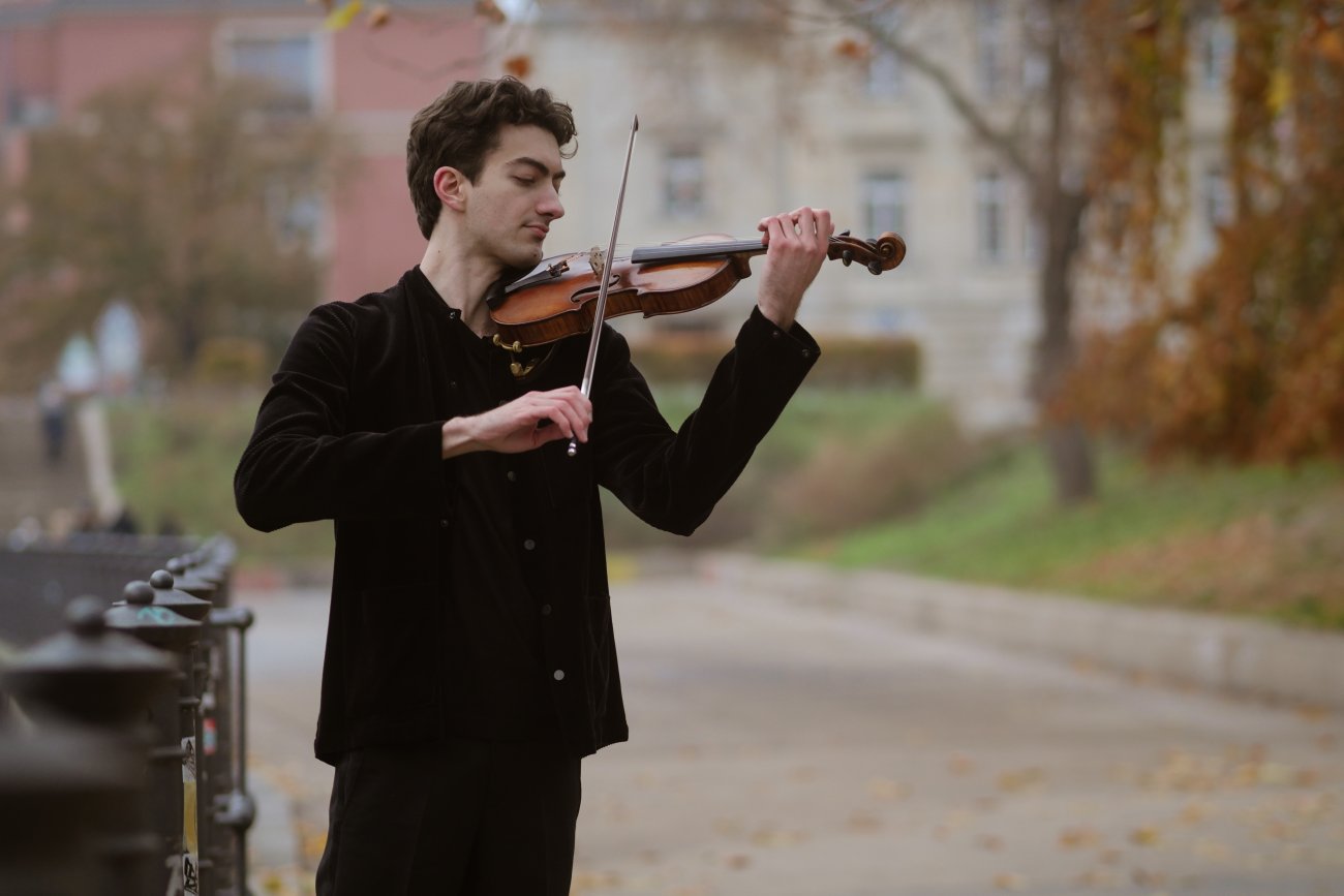 Stephen Waarts performs with Orchestre National de Belgique ...